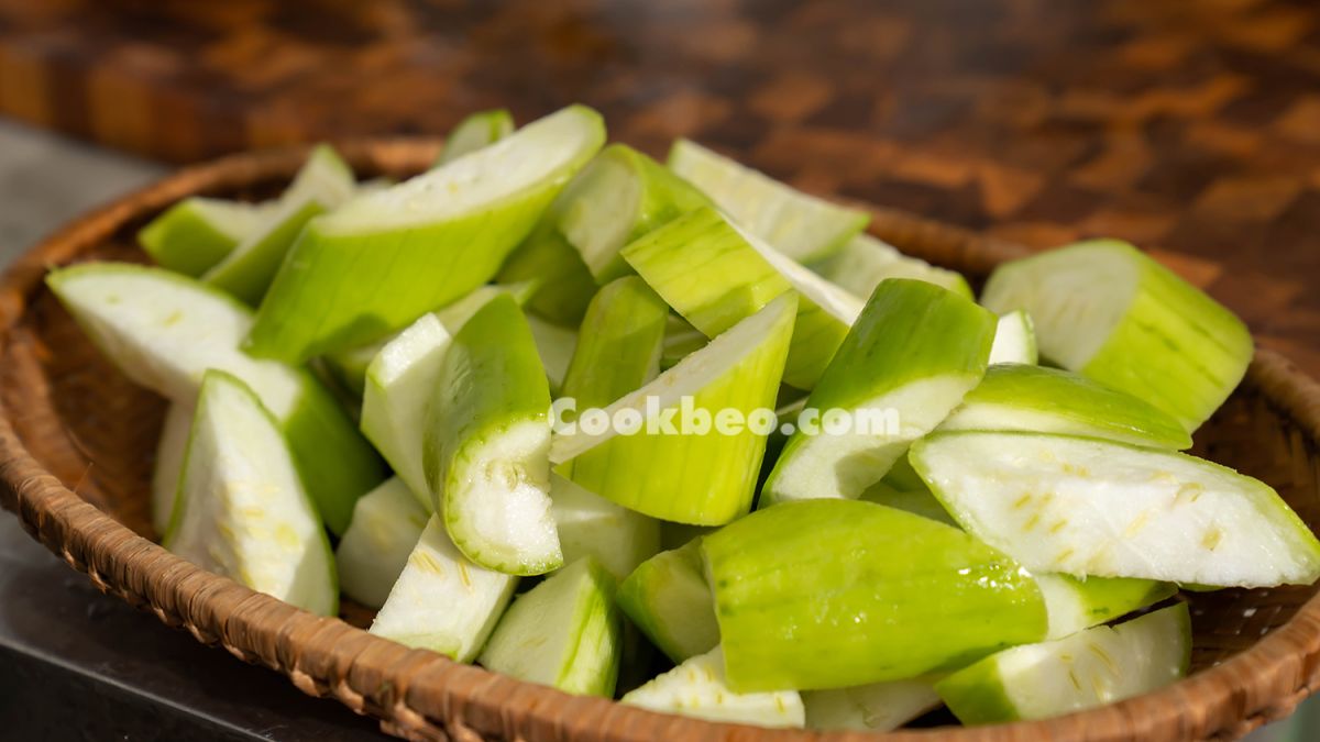 Cách Làm Món Canh Mướp Nấu Lạc Thơm Lừng Bùi Ngậy