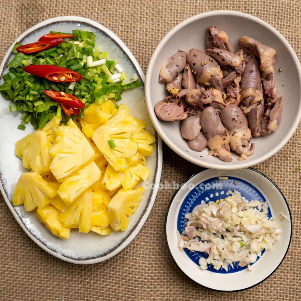 Cách Làm Tim Gà Xào Dứa Siêu Ngon