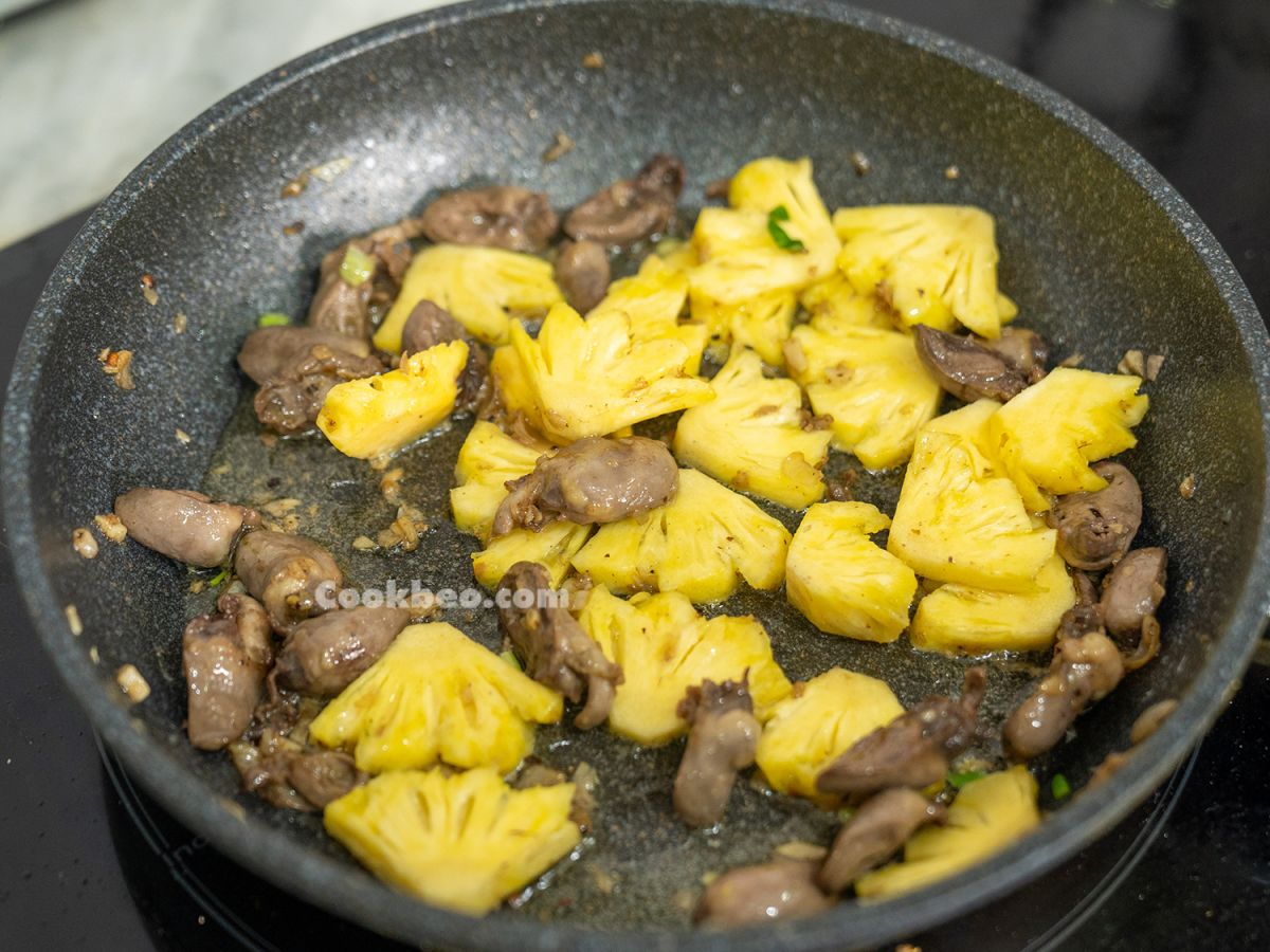 Cách Làm Tim Gà Xào Dứa Siêu Ngon
