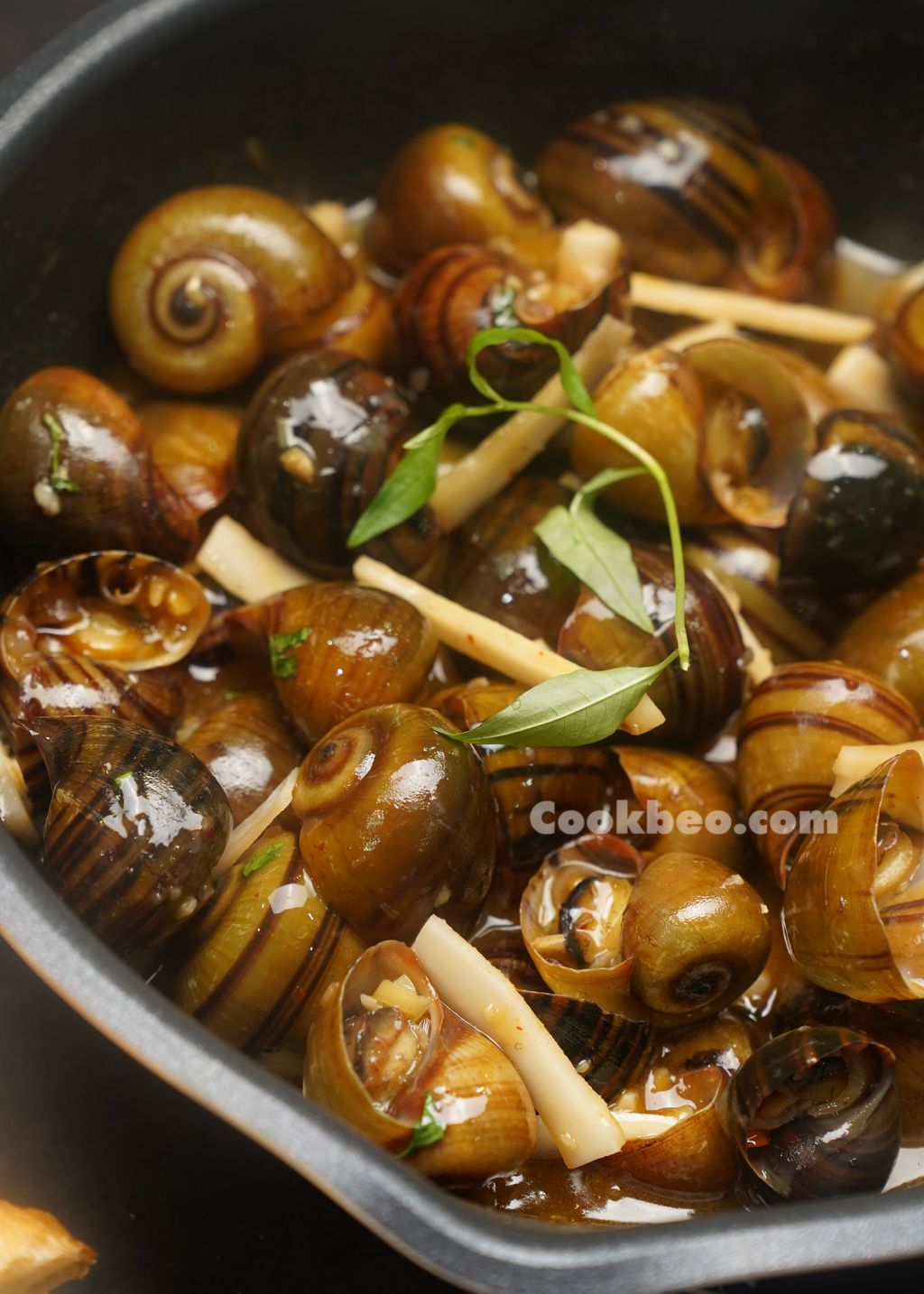 Cách Làm Ốc Xào Me Dừa Chấm Bánh Mì Siêu Ngon