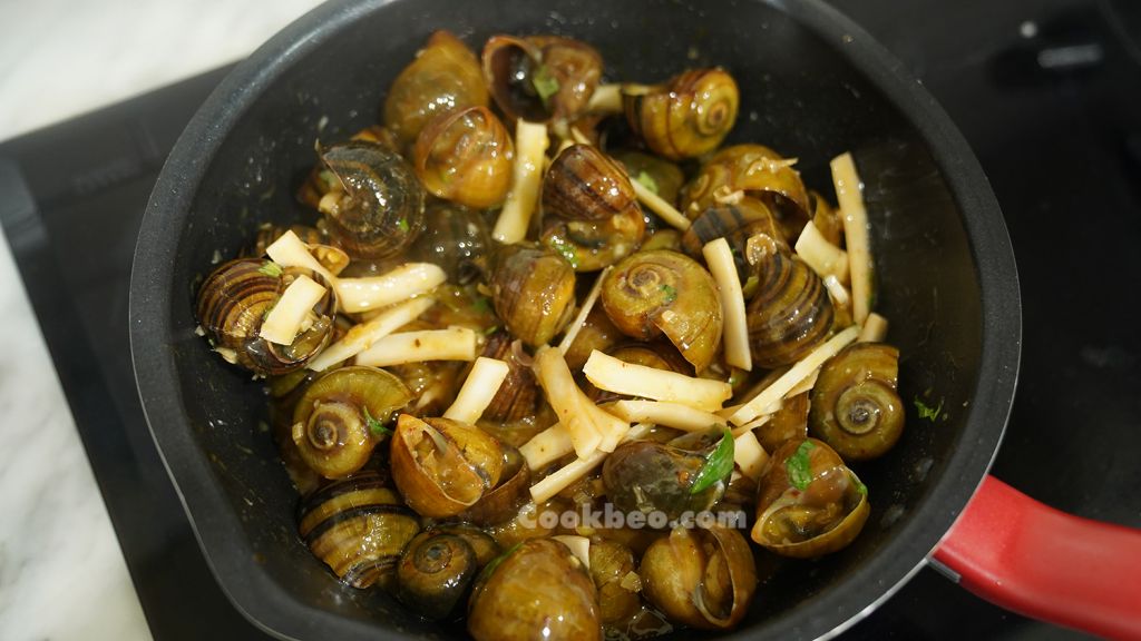 Cách Làm Ốc Xào Me Dừa Chấm Bánh Mì Siêu Ngon